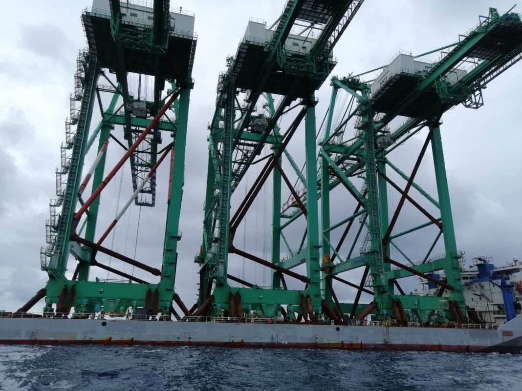 LA CINESE DHHI CONSEGNA 3 NUOVE GRU SHIP-TO-SHORE AL TERMINAL MCT DI ...