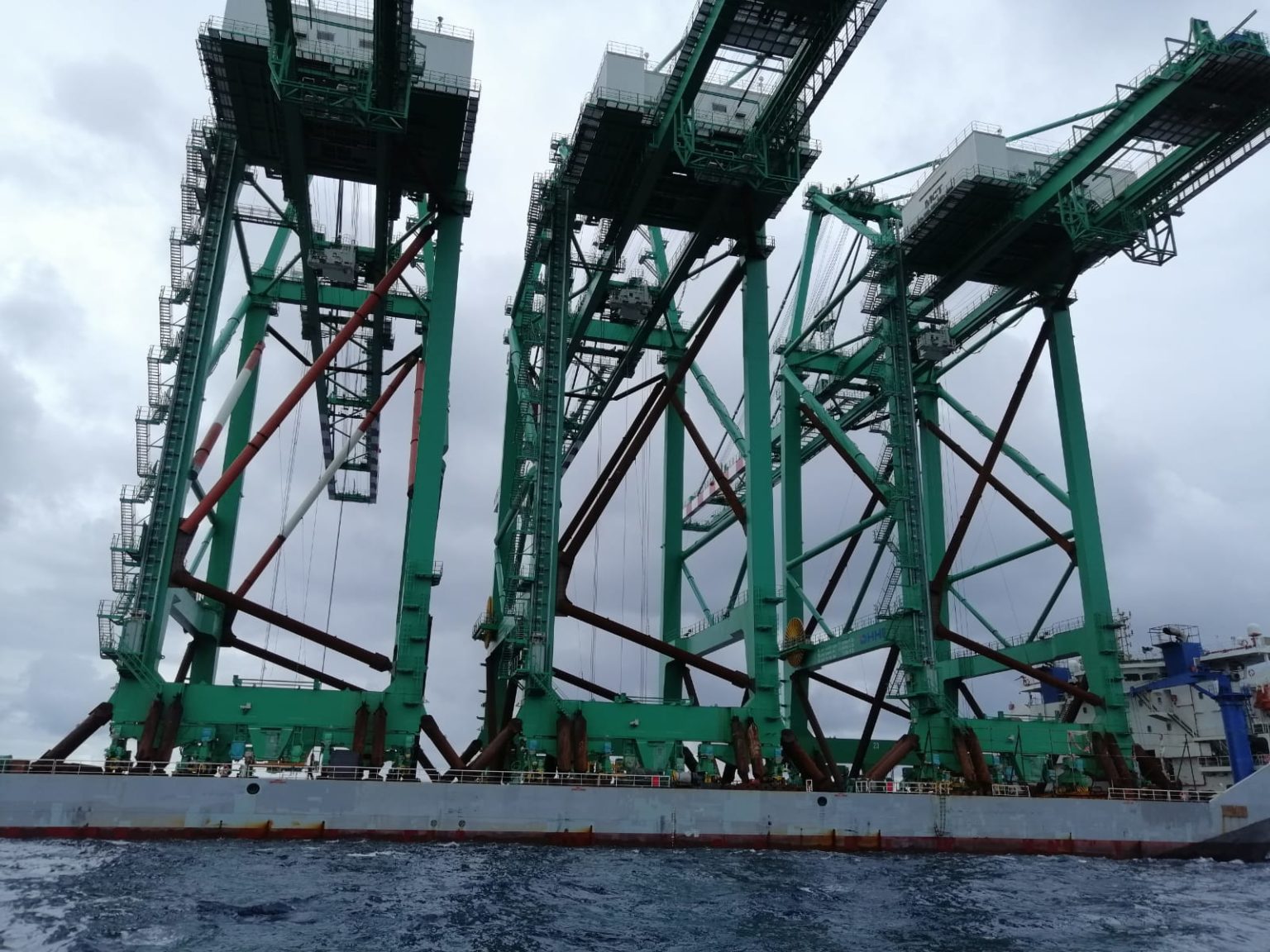 LA CINESE DHHI CONSEGNA 3 NUOVE GRU SHIP-TO-SHORE AL TERMINAL MCT DI ...