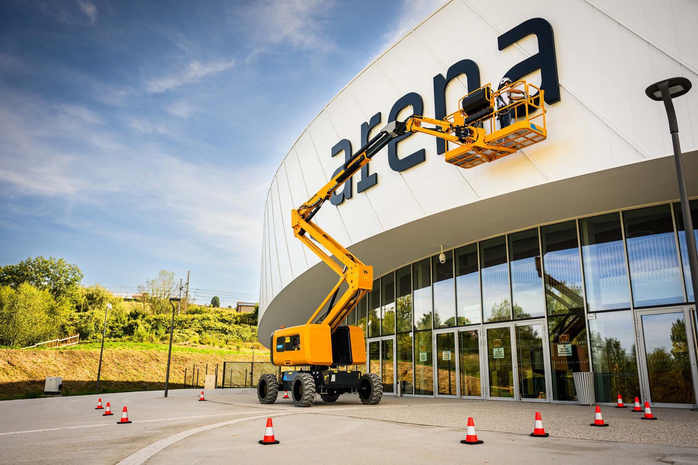 Haulotte introduce il modello HA16 E, la nuova articolata elettrica ...