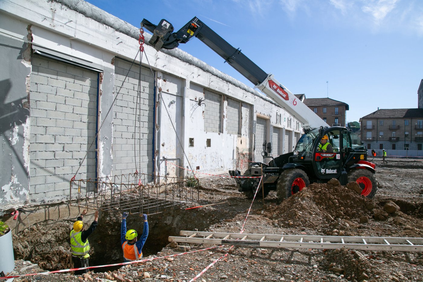 A Torino un telescopico Bobcat TL35-130SL nel cantiere ex Fiat - Sollevare