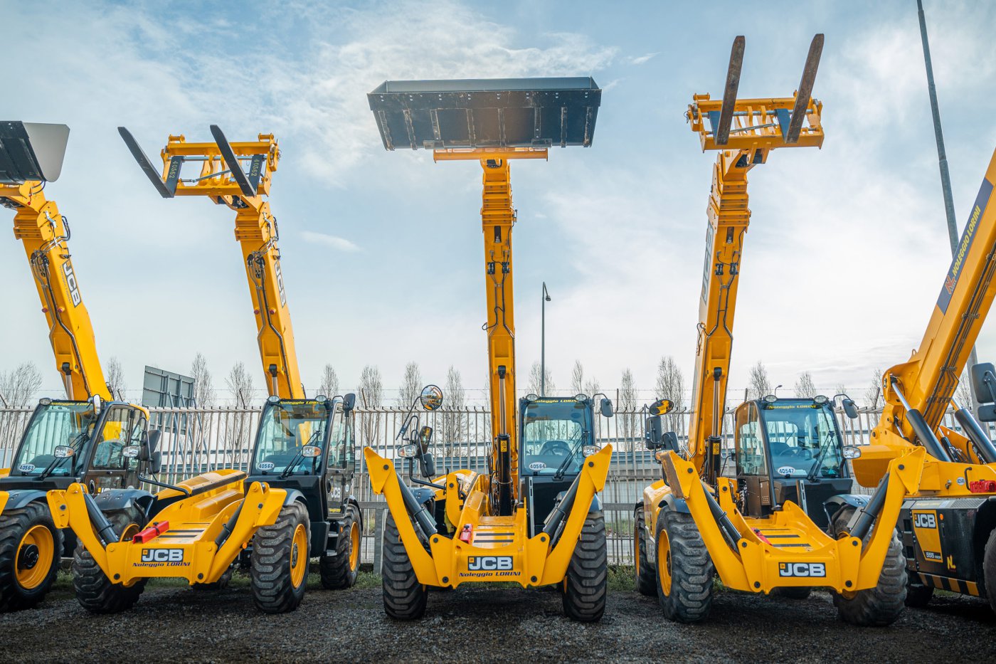 Noleggio Lorini, in alto con JCB - Sollevare