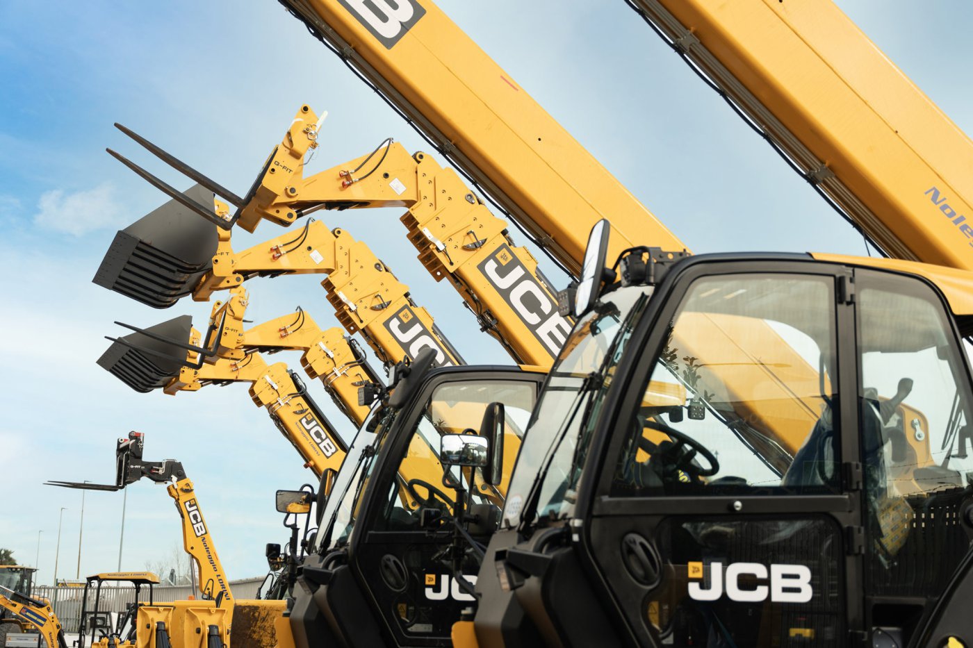 Noleggio Lorini, in alto con JCB - Sollevare