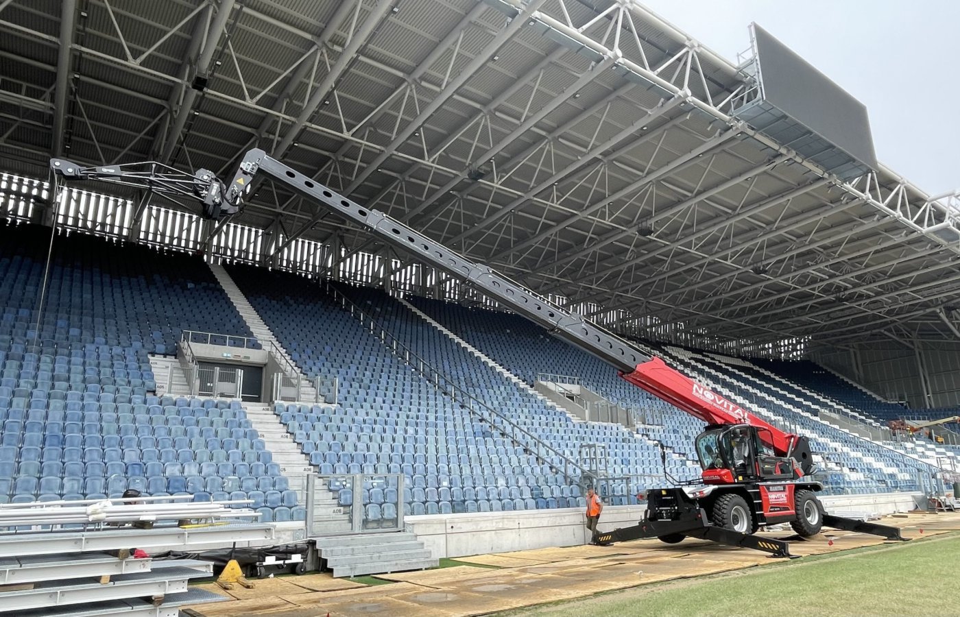 I campioni del sollevamento Manitou nella ristrutturazione dell'arena ...