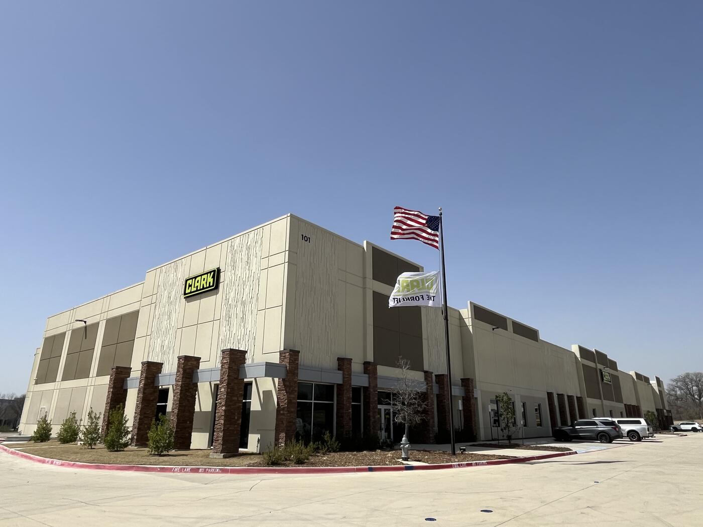 Clark inaugura la sede di Dallas - Sollevare