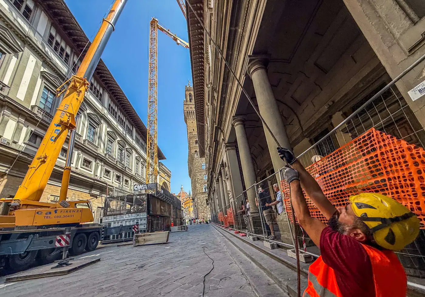 Addio alla maxi gru degli Uffizi dopo quasi 20 anni - Sollevare